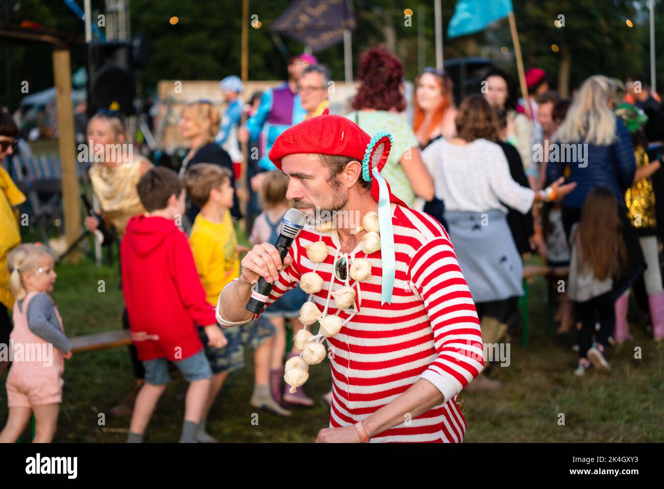 FRENCH HOST: A massive silly game show in the family field. Green Man ...