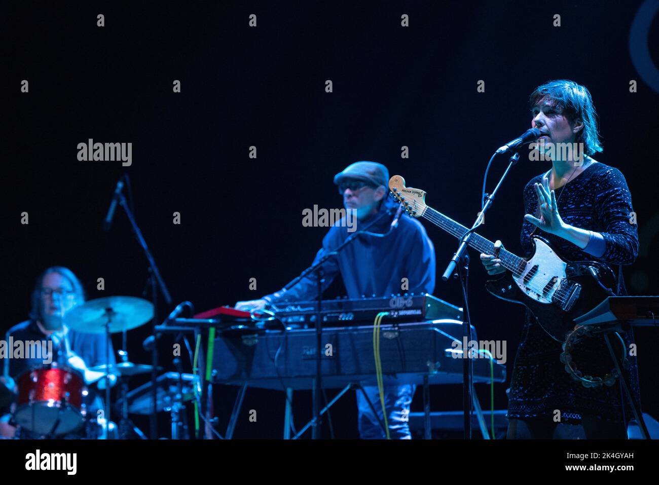 LAETITIA SADIER, FENDER, LEFT HAND, UPSIDE DOWN: Lætitia Sadier of ...