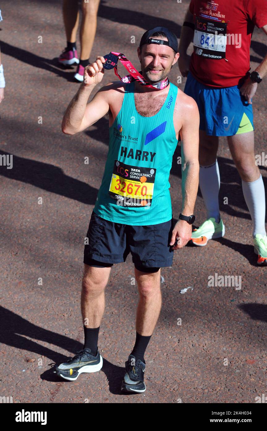 London marathon 2022 medal hi-res stock photography and images - Alamy