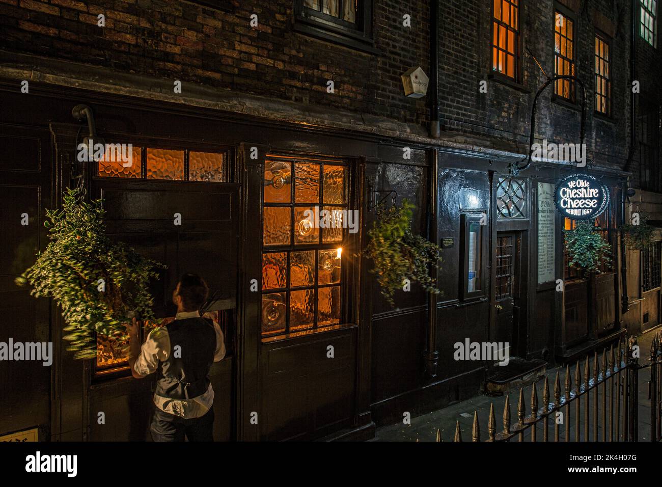 London pub exterior night hi-res stock photography and images - Alamy