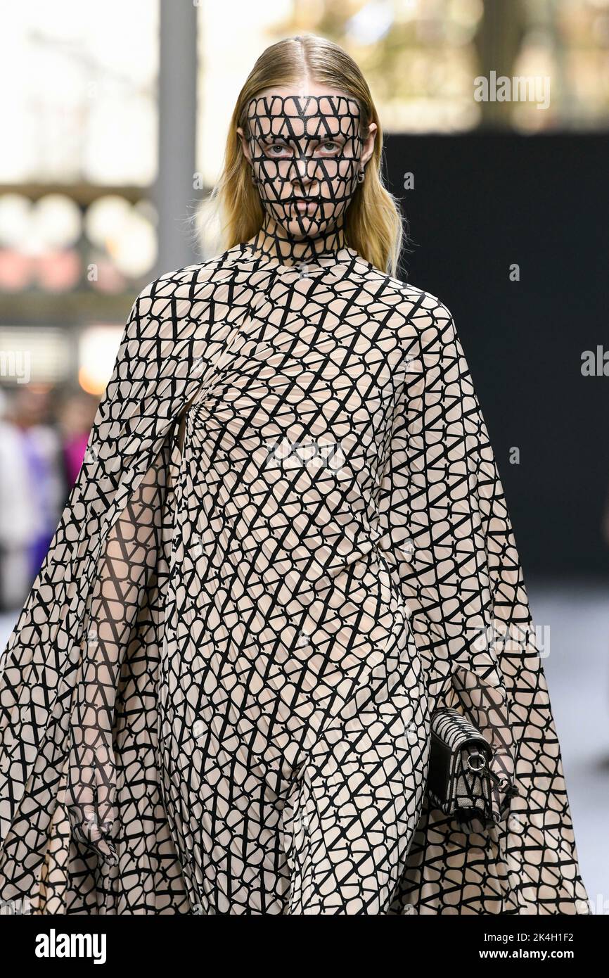 Valentino runway 2022 hi-res stock photography and images - Alamy
