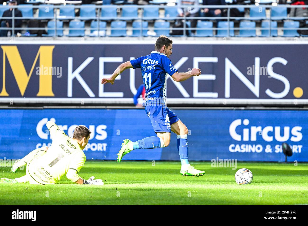 Gent's Hugo Cuypers pictured in action during a soccer match between KAA Gent and Cercle Brugge ...