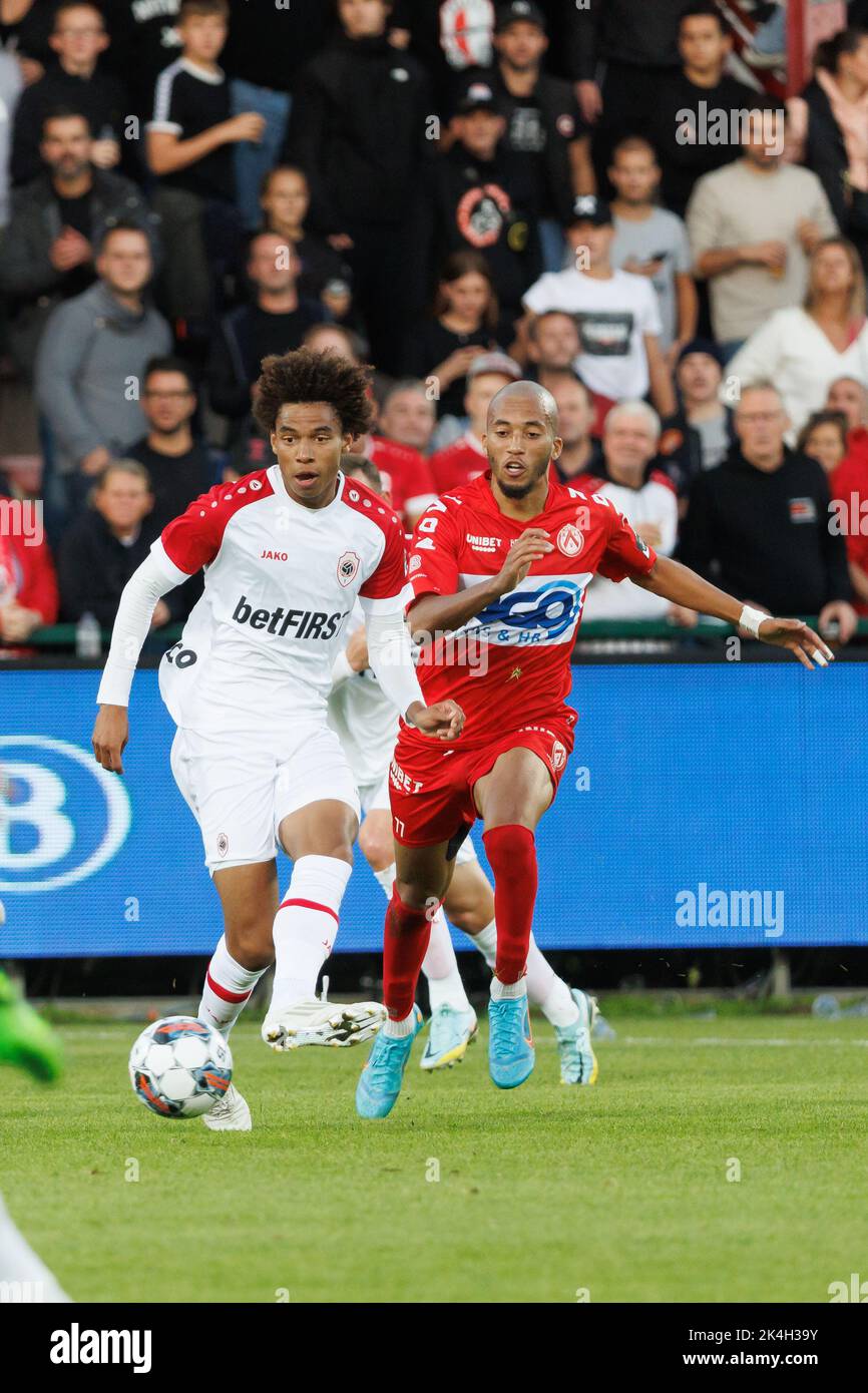 Antwerp's Radja Nainggolan and Kortrijk's David Henen fight for the ...