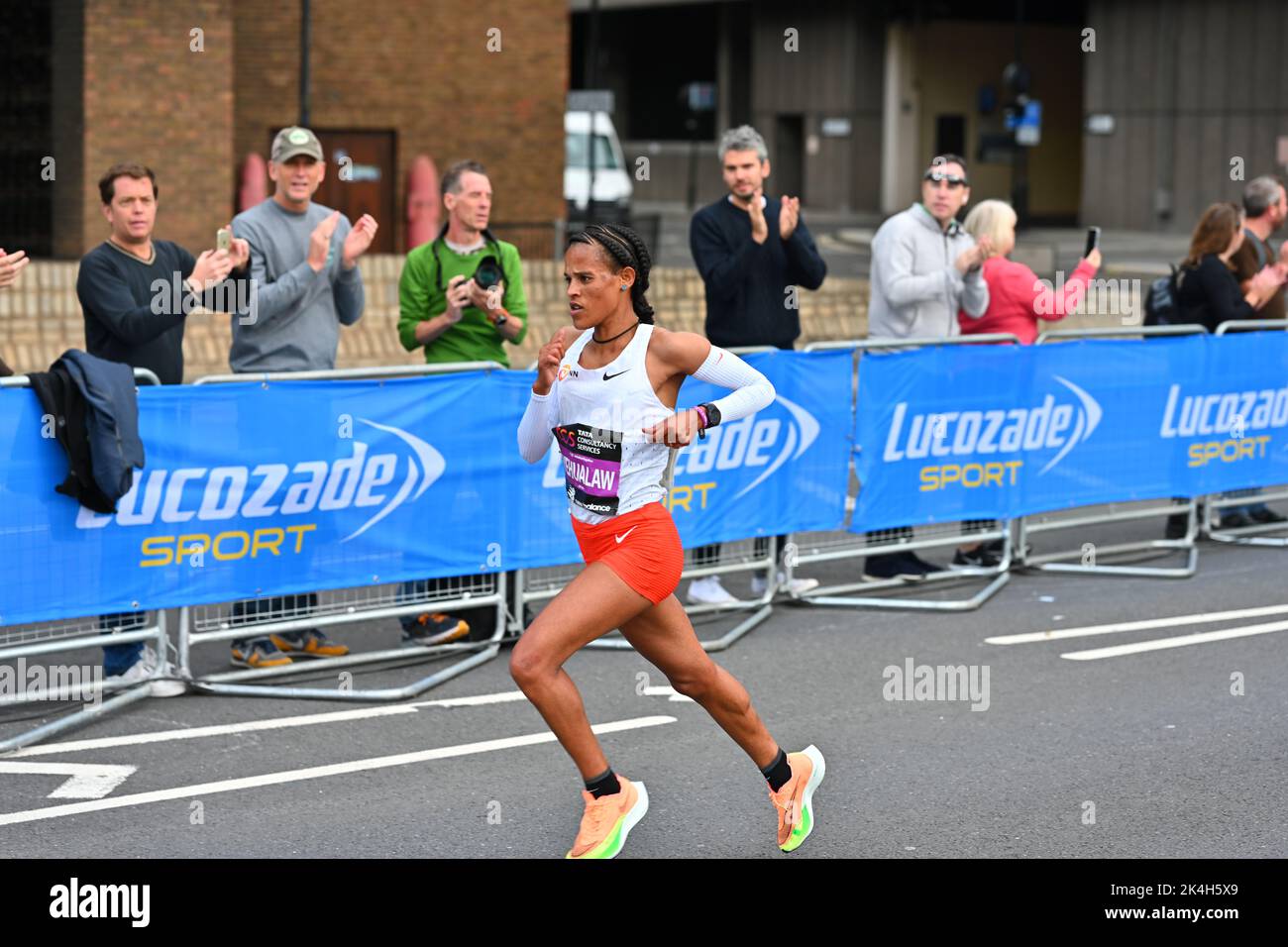 Yalemzerf Yehualaw leads the way during the 2022 TCS London Marathon ...