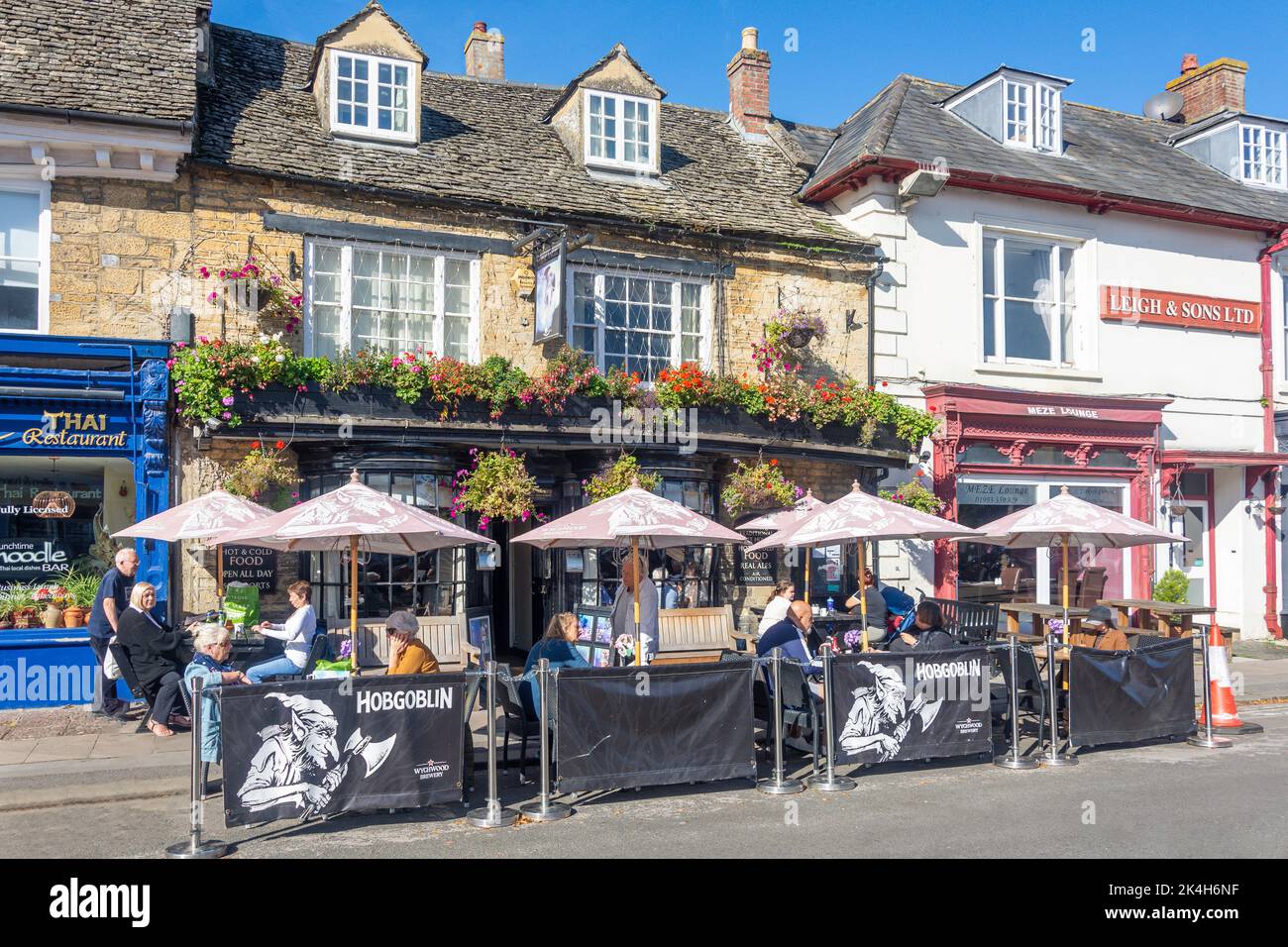 17th century the angel inn market square witney market oxfordshi hi-res ...