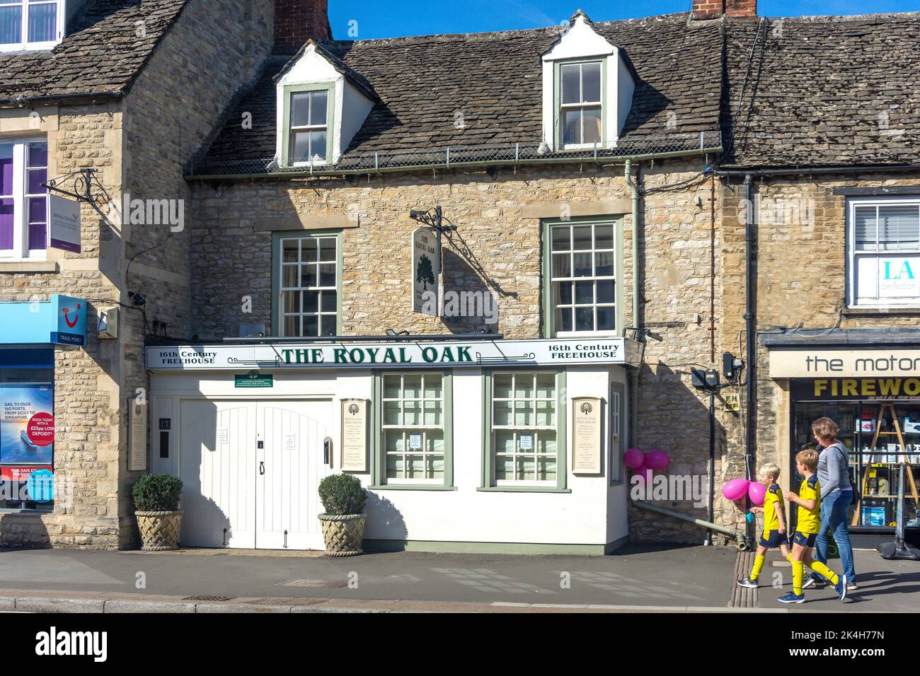 16th century The Royal Oak Pub, High Street, Witney, Oxfordshire ...