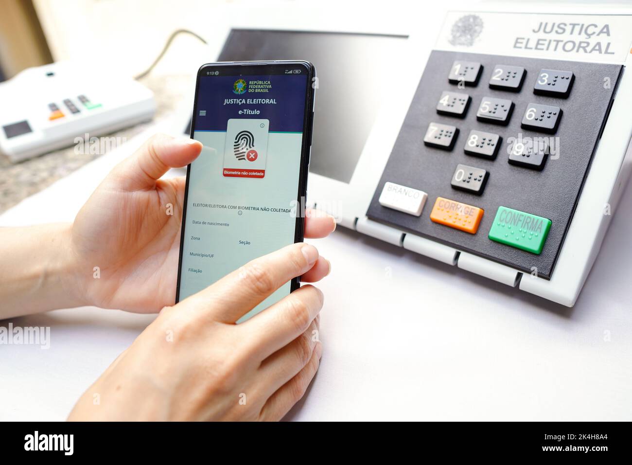 Electronic voting machine screen hi-res stock photography and images ...