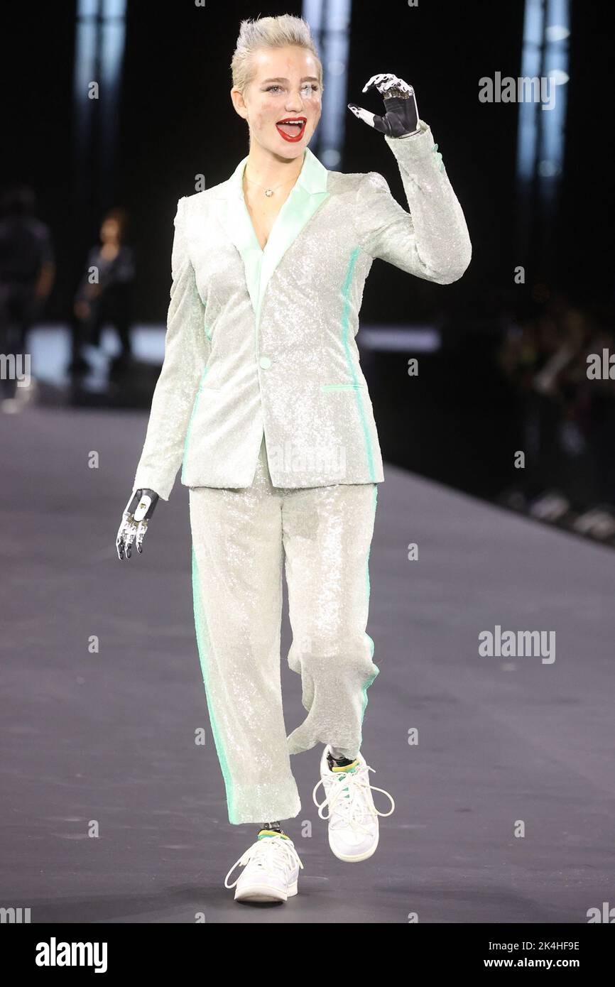 Bebe Vio walks the runway for the L’Oreal Womenswear Spring/Summer 2023 ...