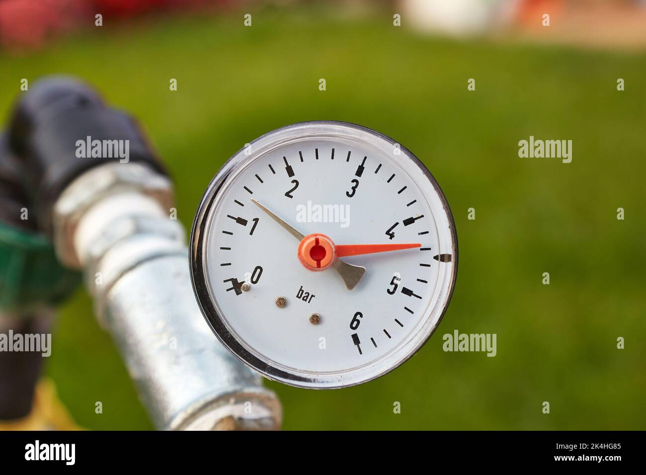 Manometer on pipes Stock Photo - Alamy