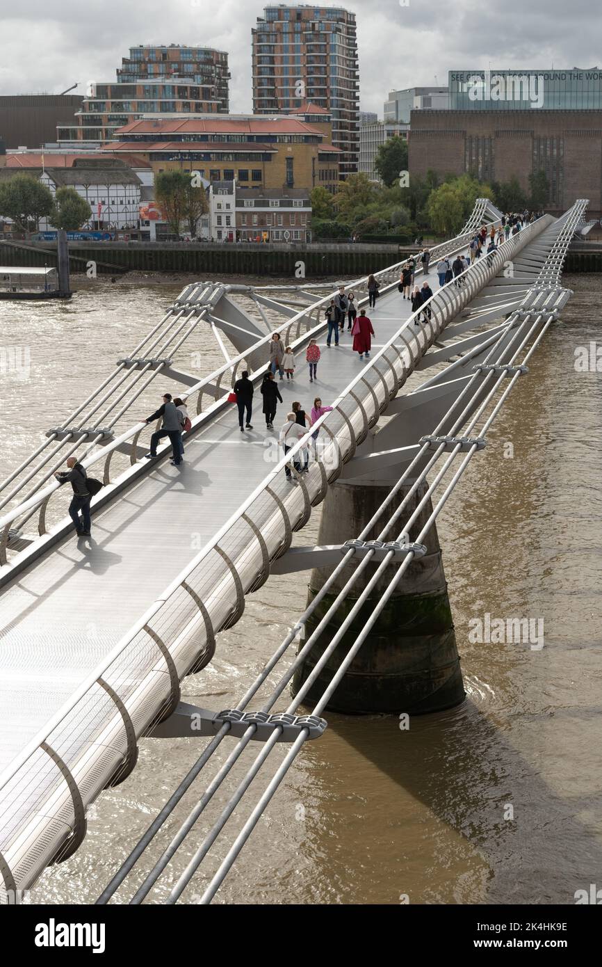 The Millennium Bridge towards Tate modern and Shakespeare's Globe Stock Photo - Alamy
