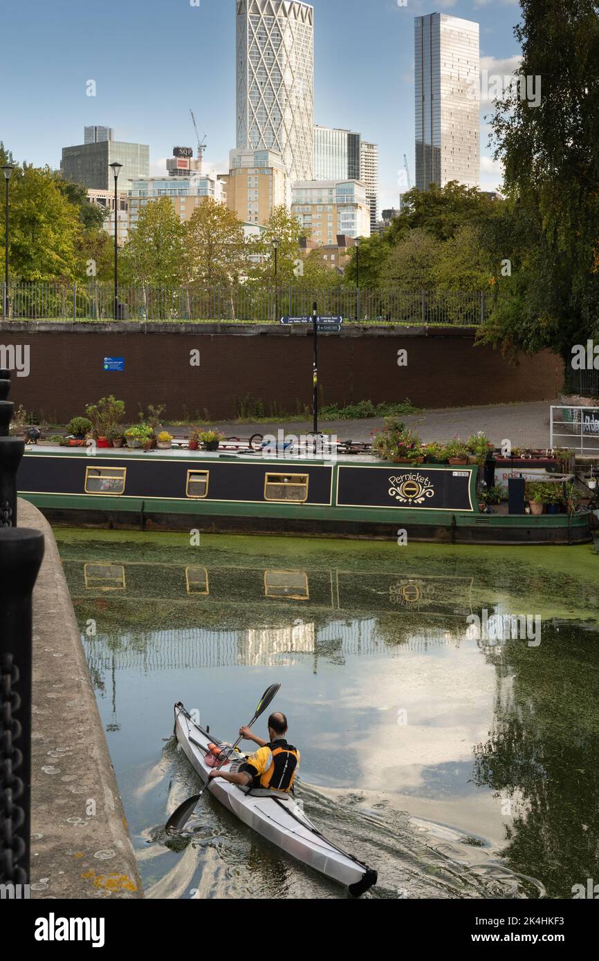 Limehouse Cut canal and Ropemakers Field Park and Garden Stock Photo ...