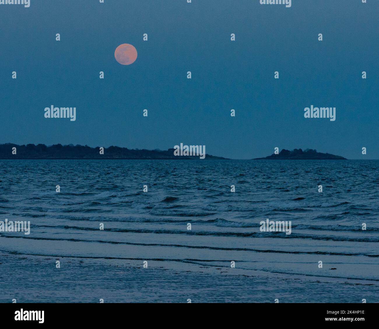 Lapping waves hi-res stock photography and images - Alamy