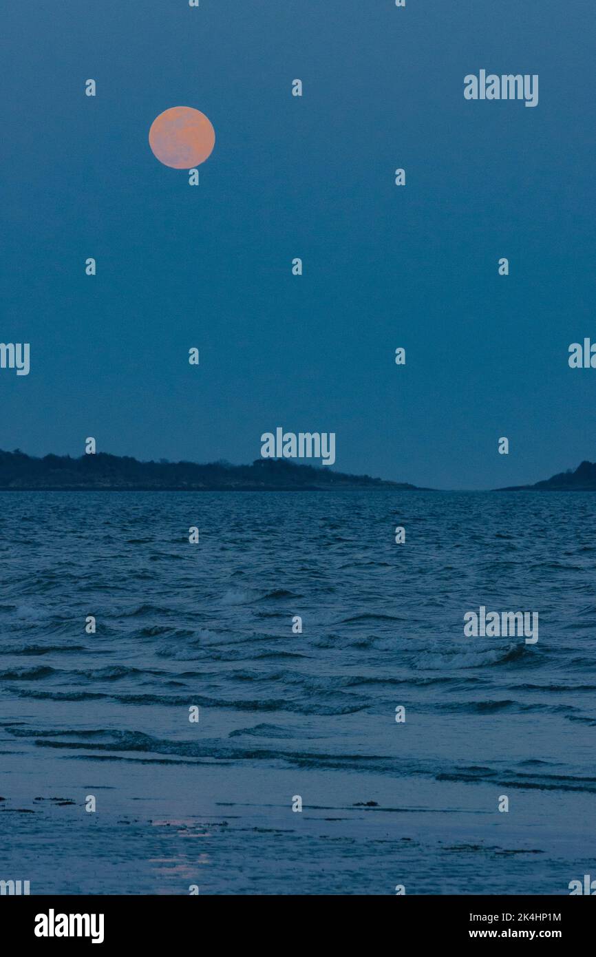 Lapping waves hi-res stock photography and images - Alamy