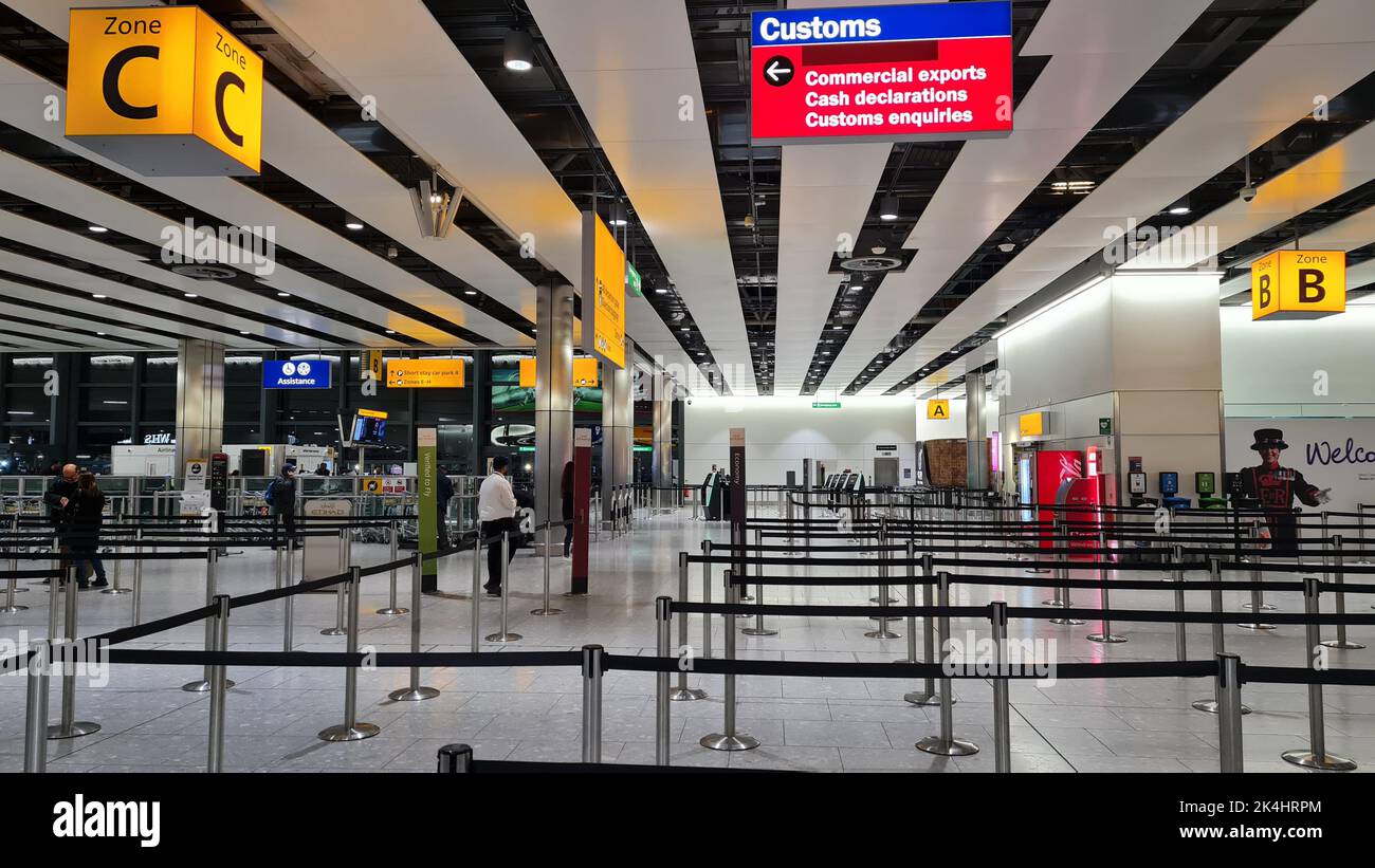 Terminal 4 sign hi-res stock photography and images - Alamy