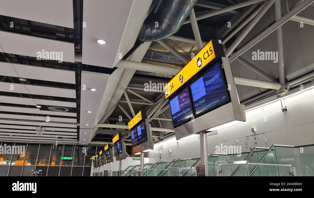 Terminal 4 sign hi-res stock photography and images - Alamy