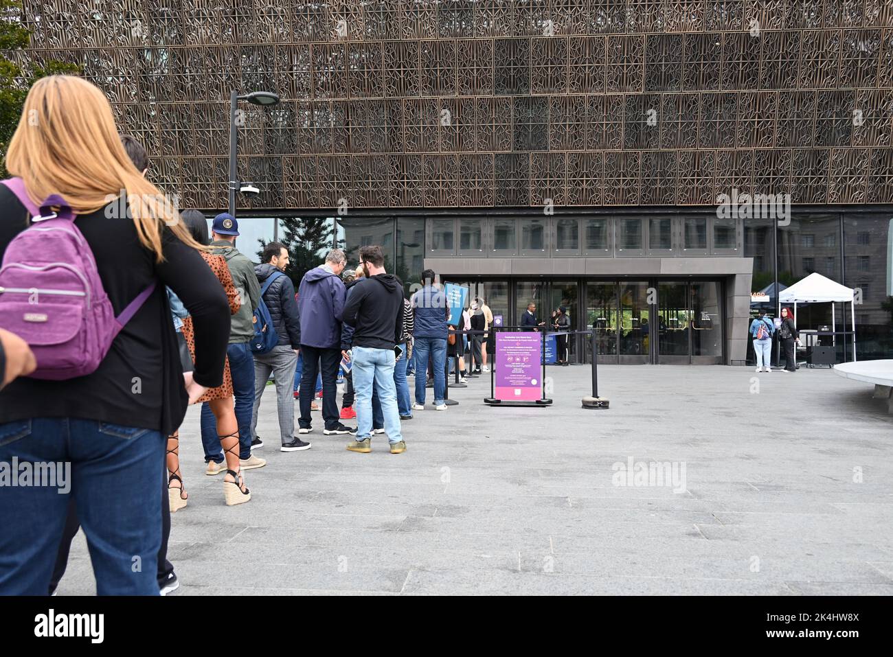 Visitors wait in line hi-res stock photography and images - Alamy
