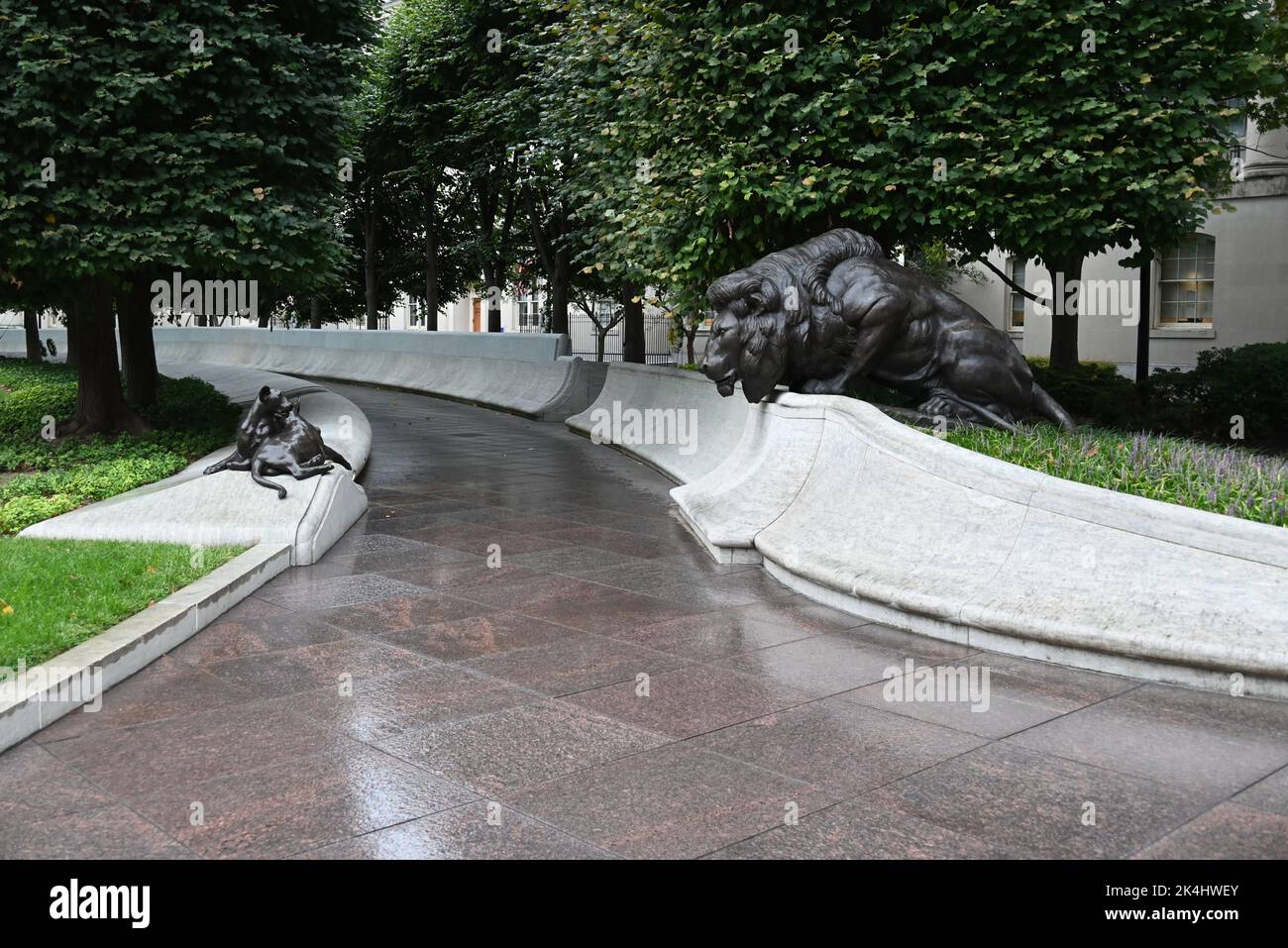 Police memorial statue hi-res stock photography and images - Alamy