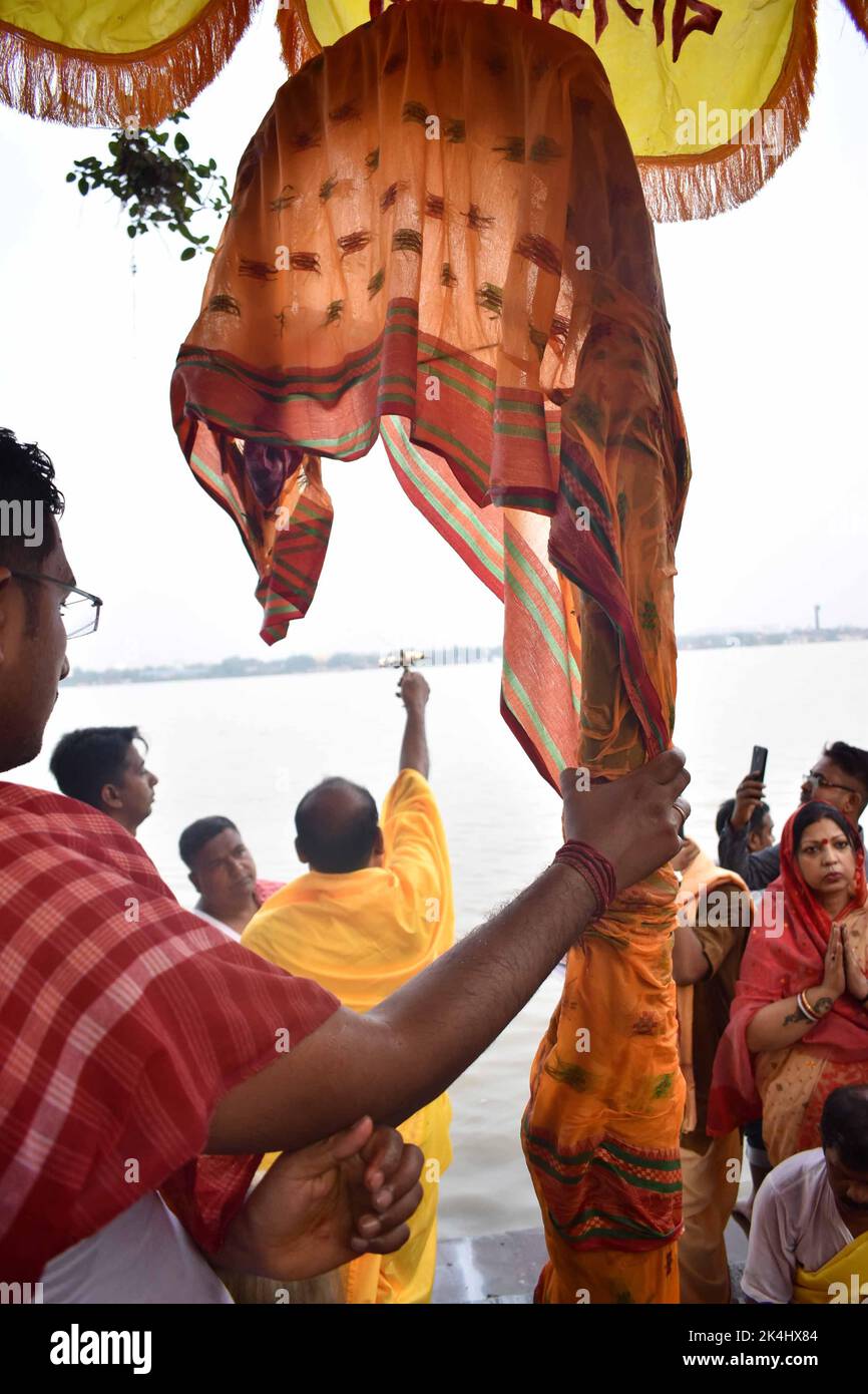October 2, 2022, Kolkata, West Bengal, India: Hindu devotees perform ...