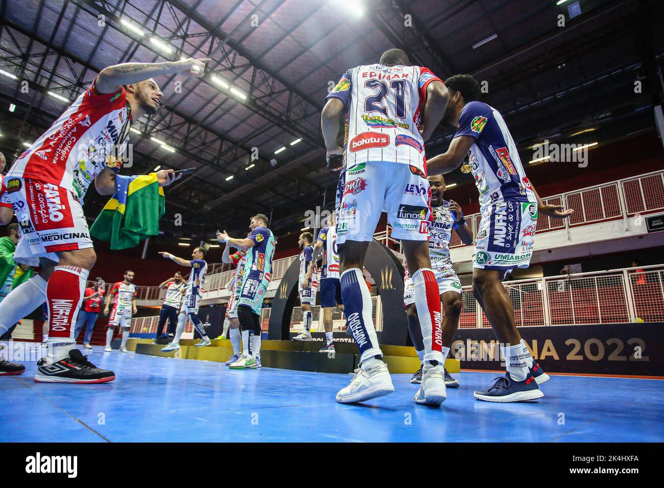 The Cascavel team celebrates the championship by dancing together ...