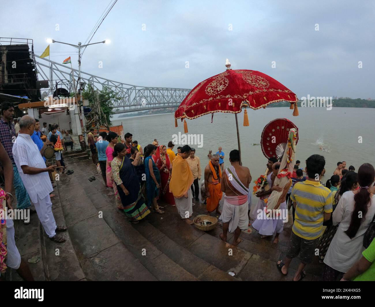 October 2, 2022, Kolkata, West Bengal, India: Hindu devotees perform ...