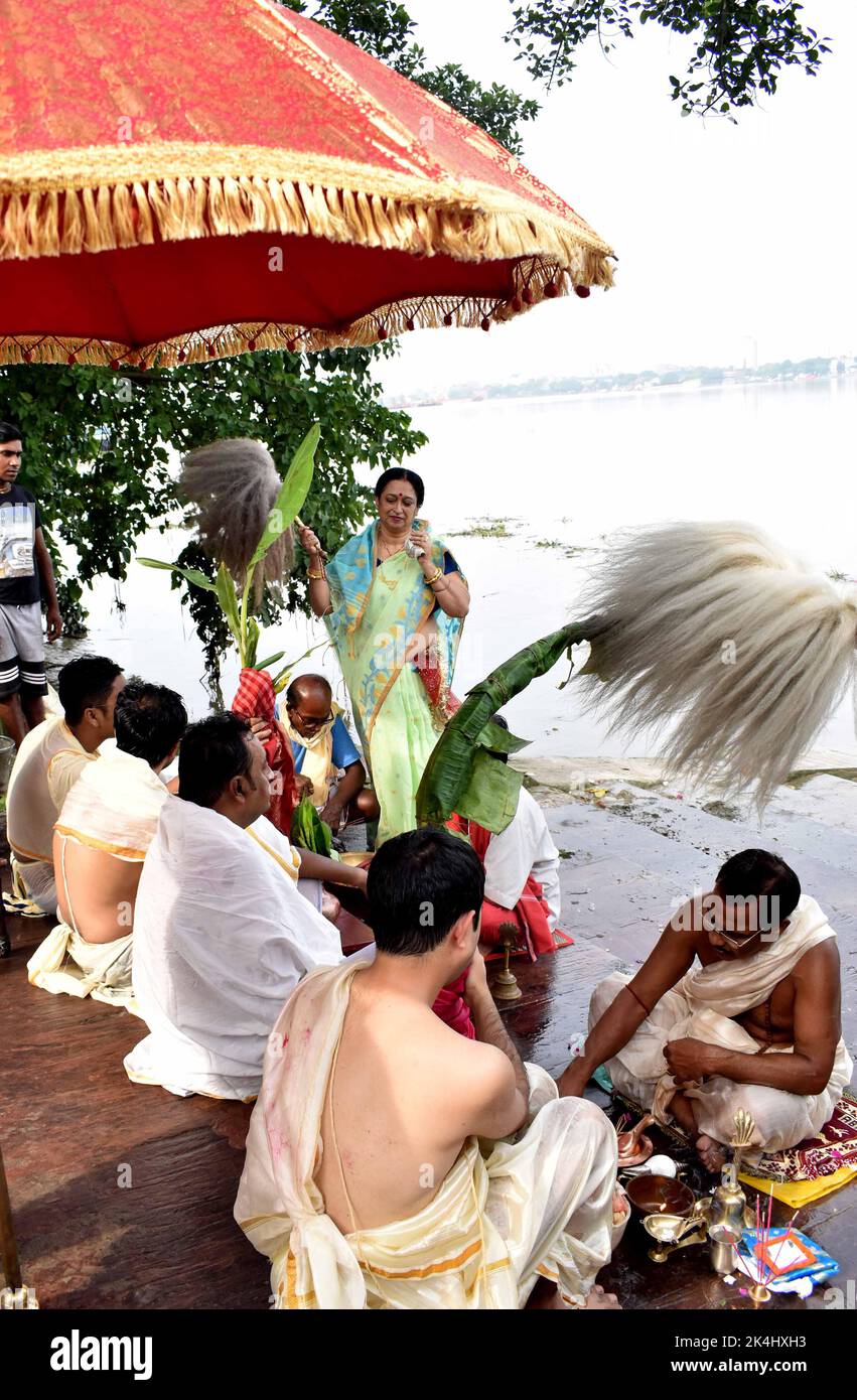 October 2, 2022, Kolkata, West Bengal, India: Hindu devotees perform ...