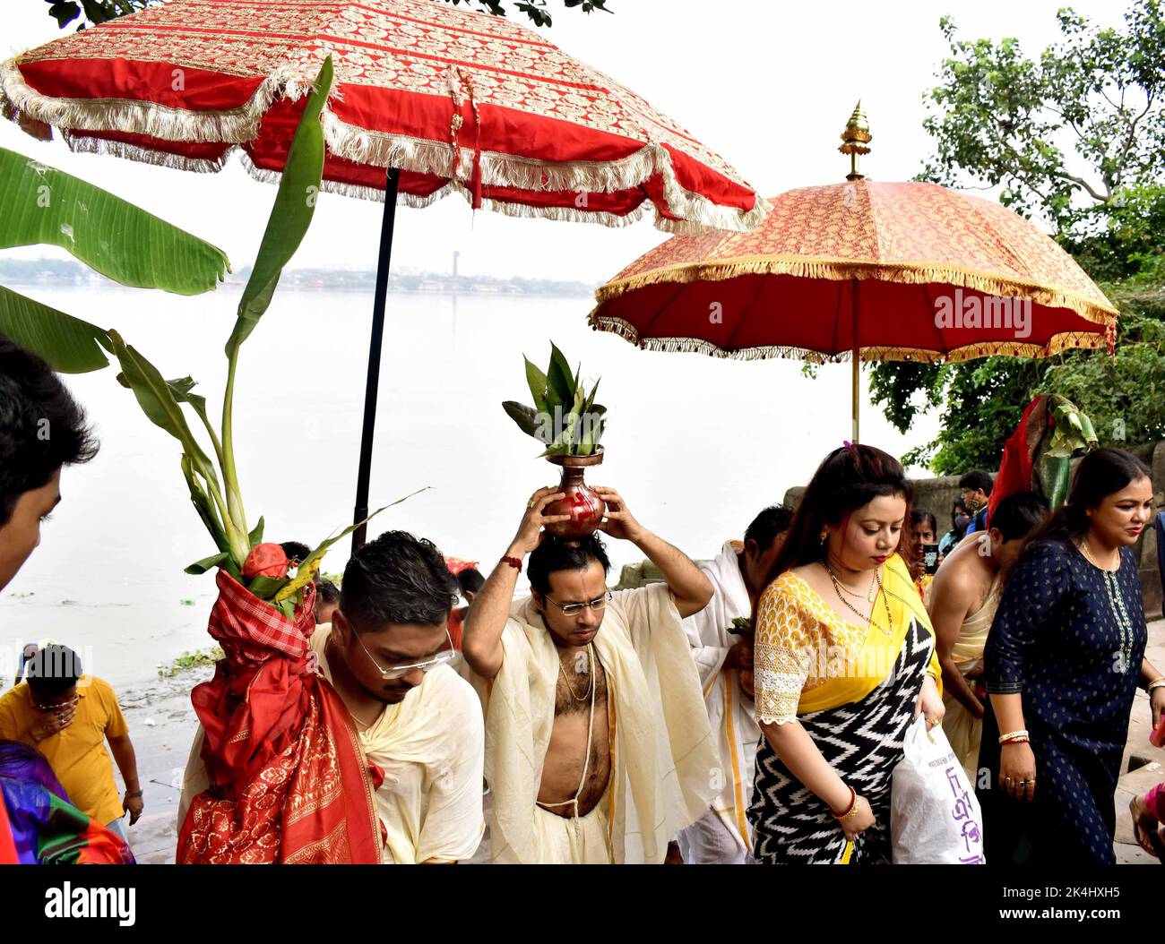 October 2, 2022, Kolkata, West Bengal, India: Hindu devotees perform ...