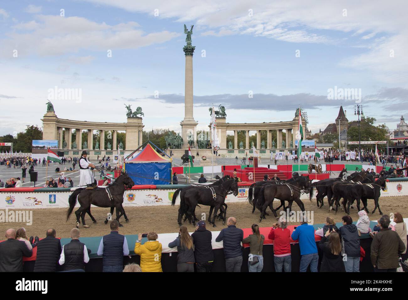 Budapest, Hungary. 2nd Oct, 2022. A man rides fifteen horses during the ...