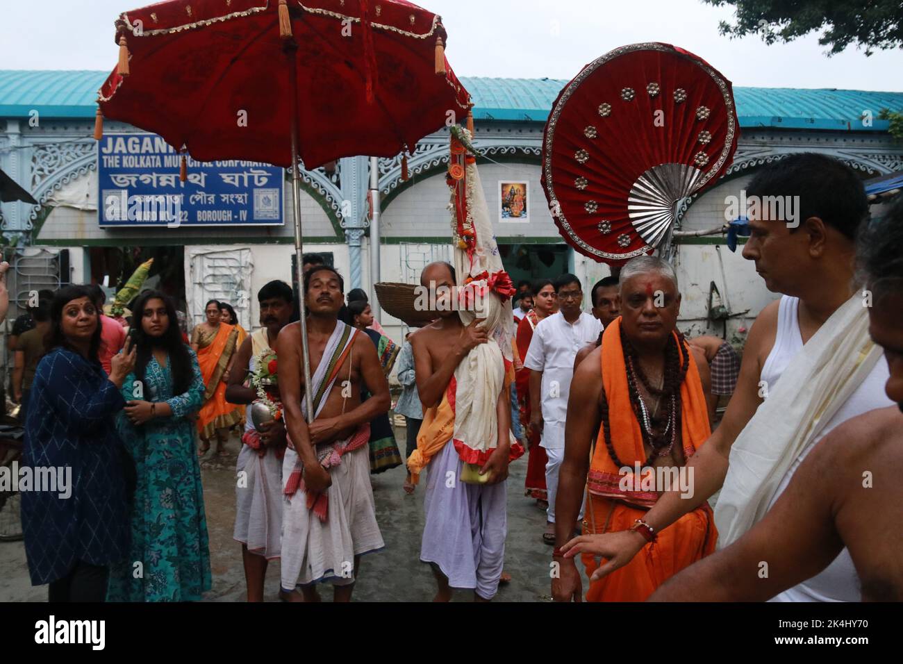October 2, 2022, Kolkata, West Bengal, India: Hindu devotees perform ...