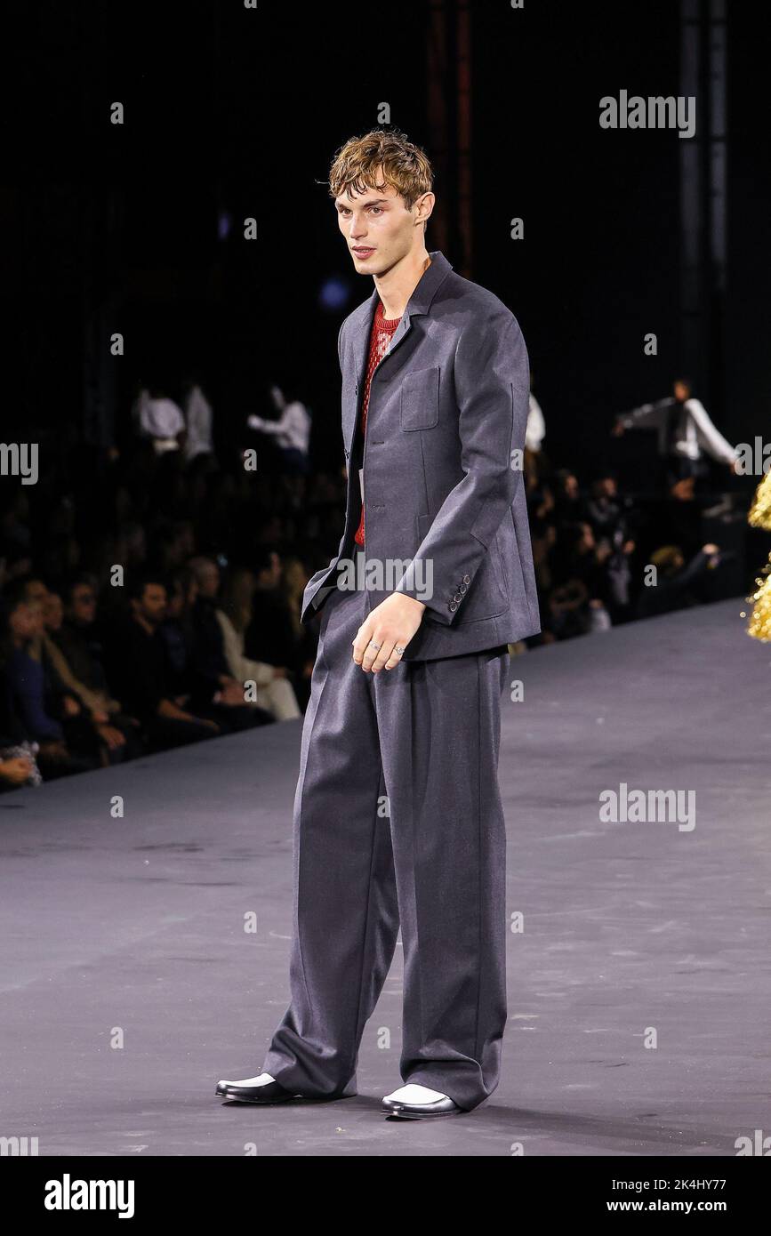 Kit walks the runway of the Le Défilé L'Oréal during Paris Fashion Week ...