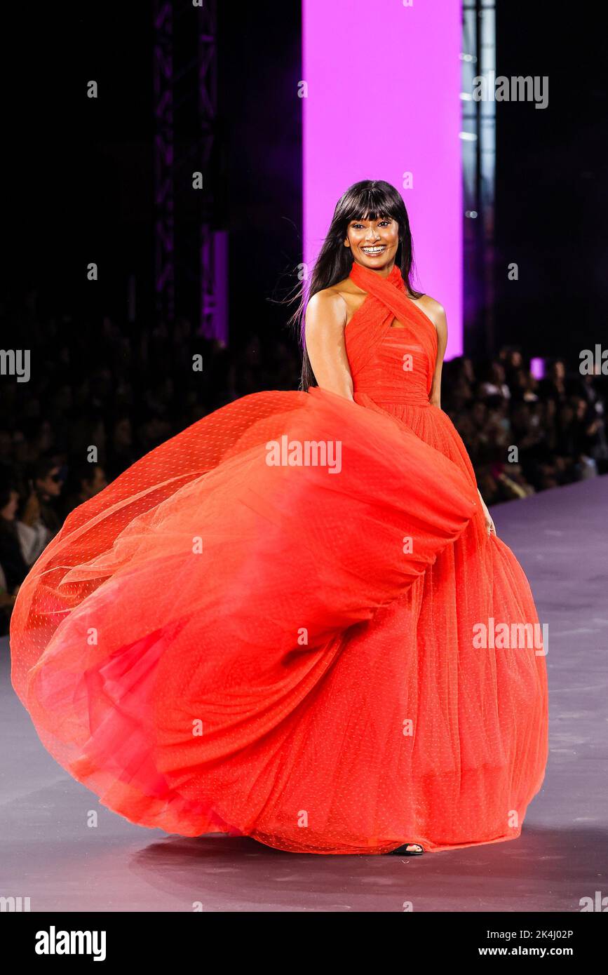 Paris, France. 02nd Oct, 2022. Nidhi Sunil walks the runway of the Le ...