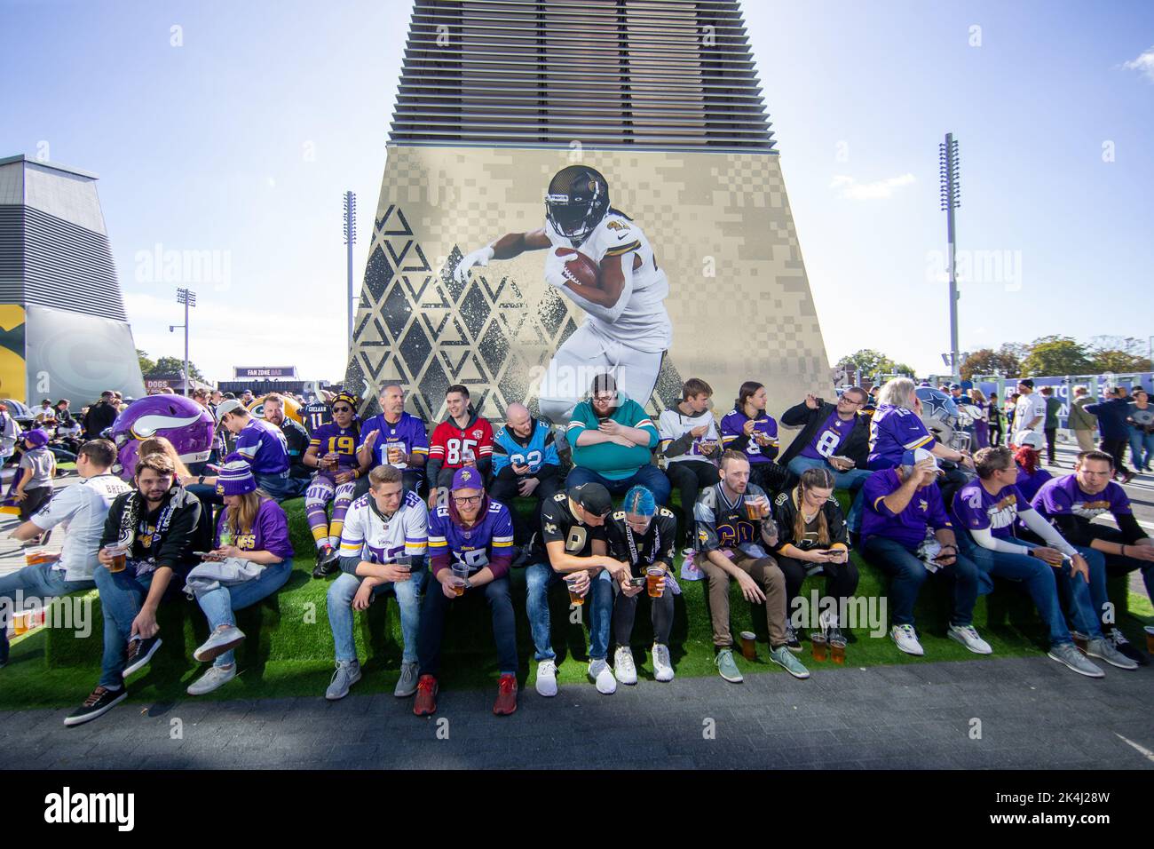 Vikings nfl entrance hi-res stock photography and images - Alamy