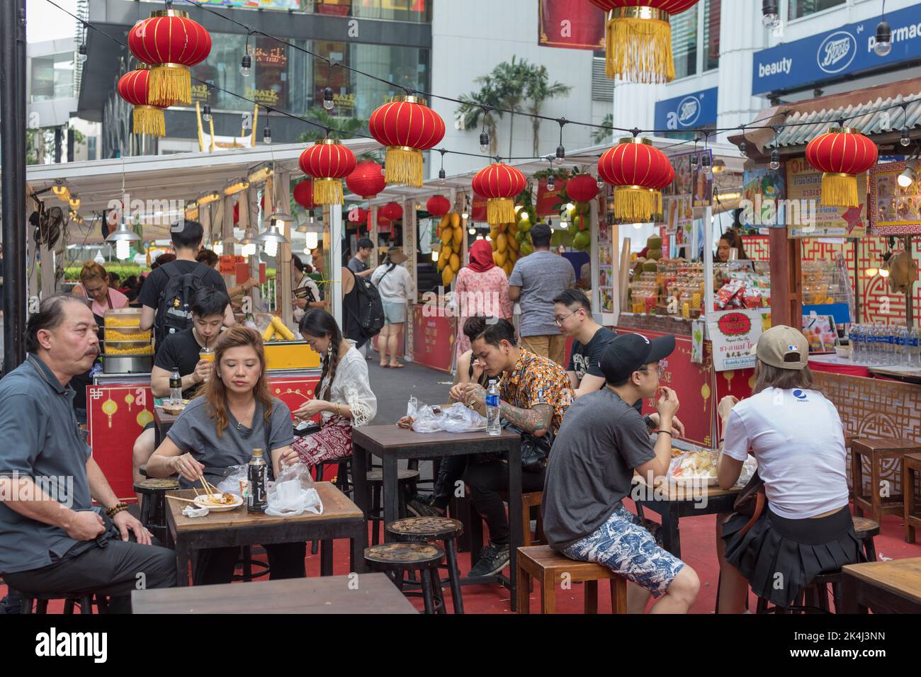 Outdoor dining booth hi-res stock photography and images - Alamy
