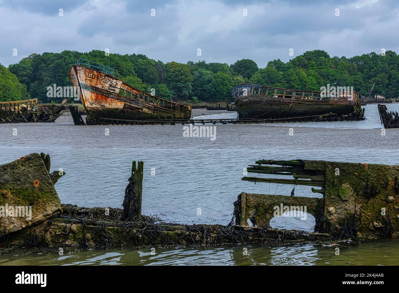 The Kerhervy boat graveyard in Lanester, Cimetière de bateaux ...