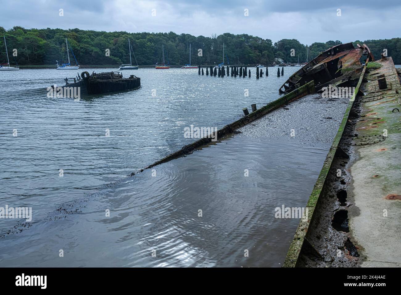 The Kerhervy boat graveyard in Lanester, Cimetière de bateaux ...