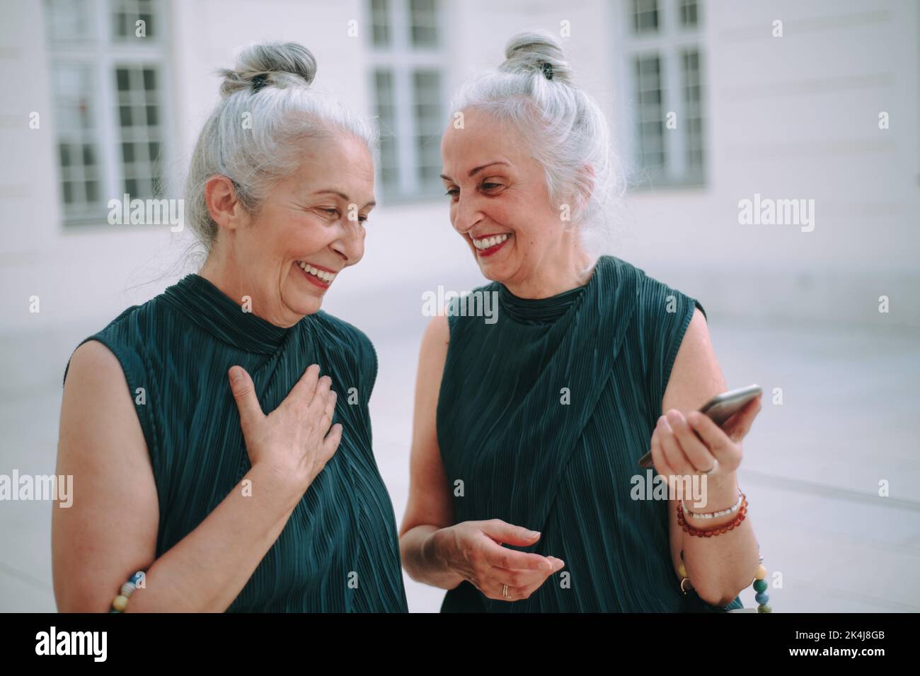 Female twins same clothes hi-res stock photography and images - Alamy