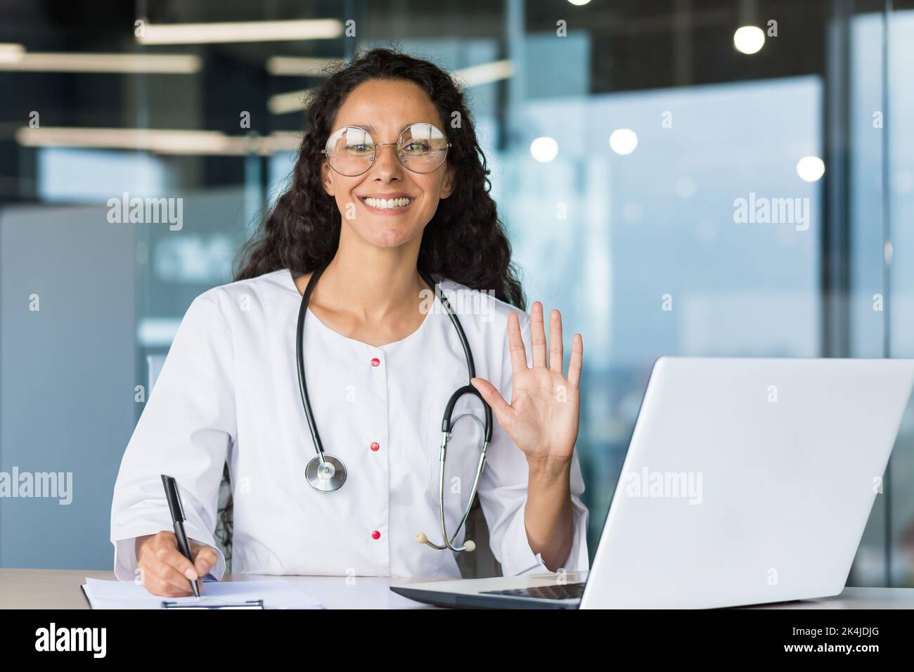 Online doctor consultations hi-res stock photography and images - Alamy