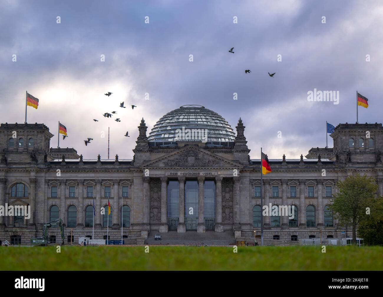 Berlin, Germany. 03rd Oct, 2022. The German flags on the Reichstag ...