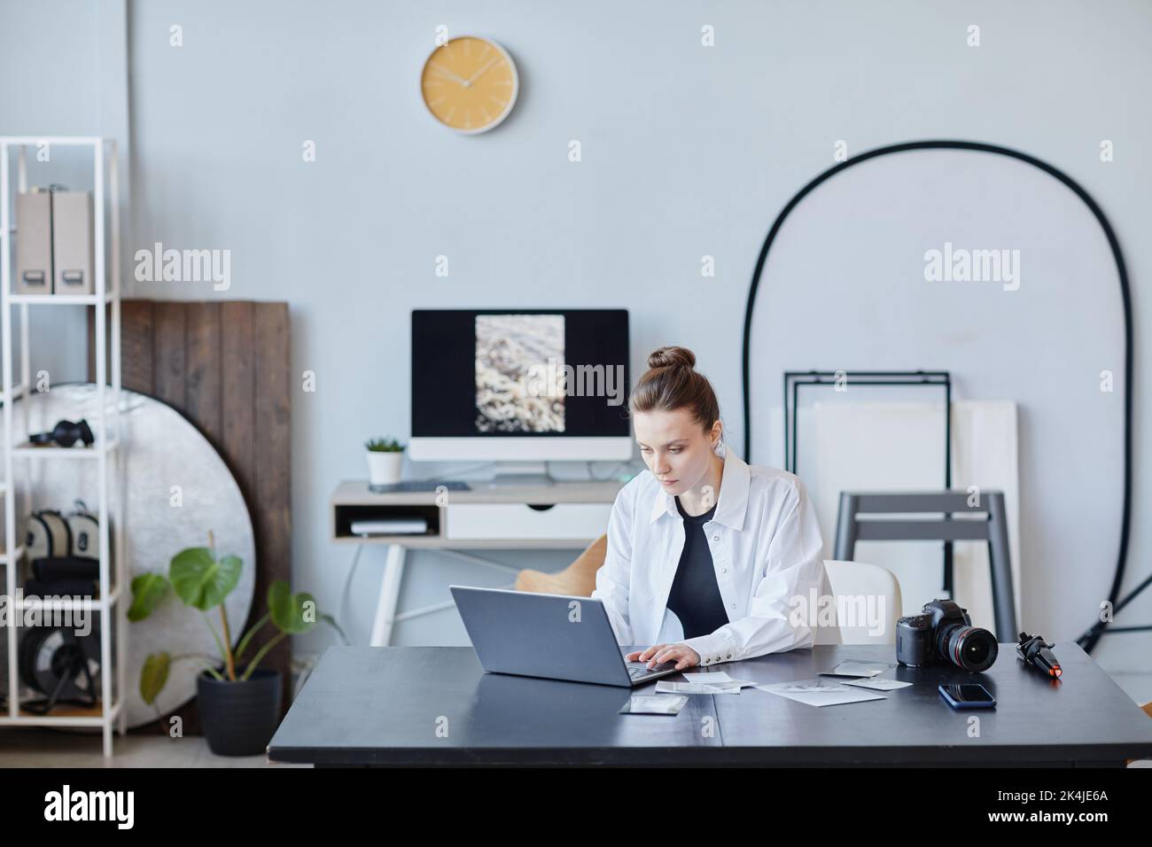 Editing studio hi-res stock photography and images - Alamy