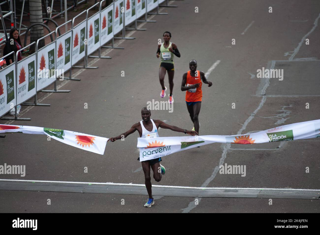 Kenian runner Edwin Soi wins the 21k male race with a time of 1:05:27 ...