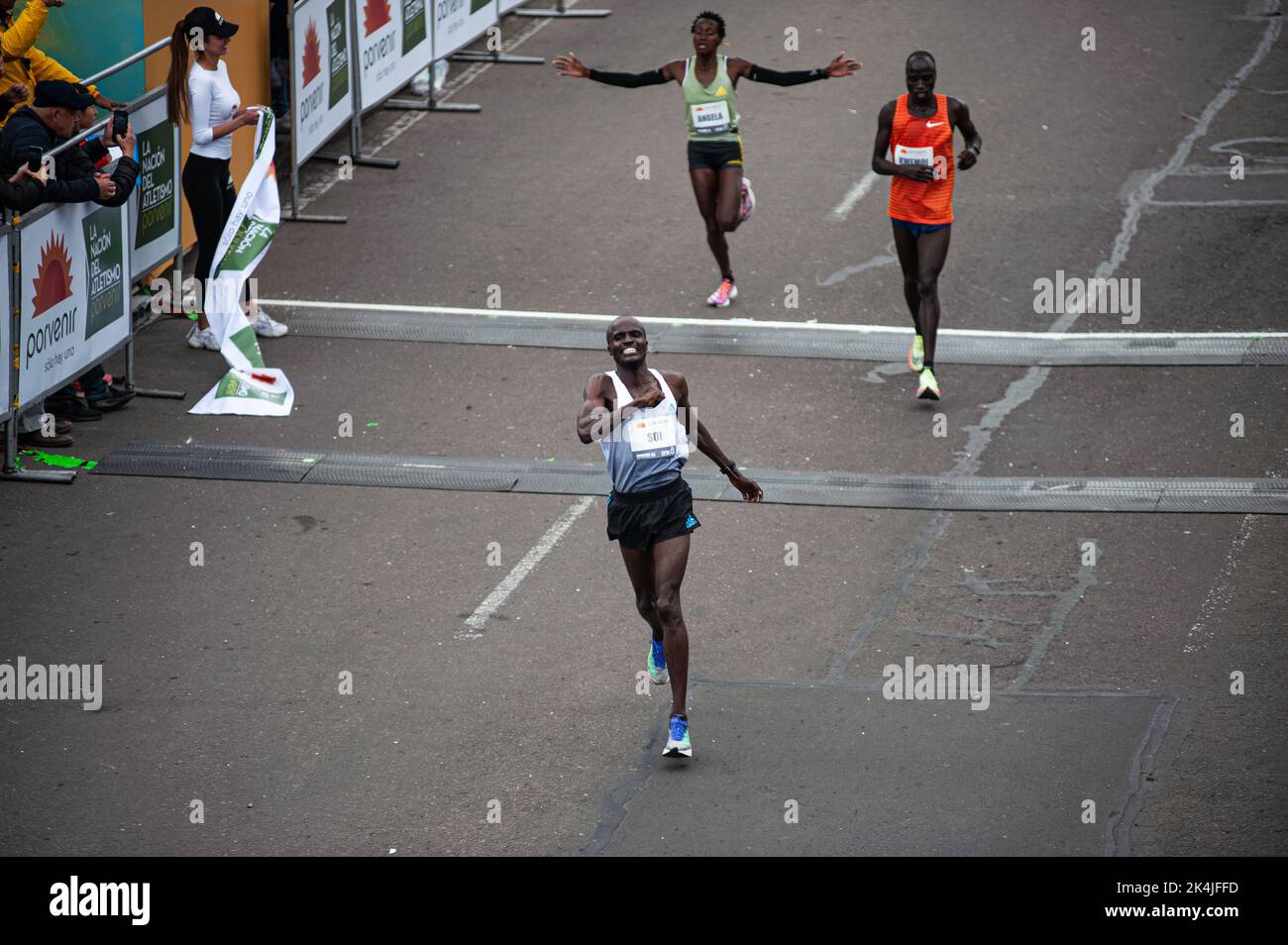 Kenian runner Edwin Soi wins the 21k male race with a time of 1:05:27 ...