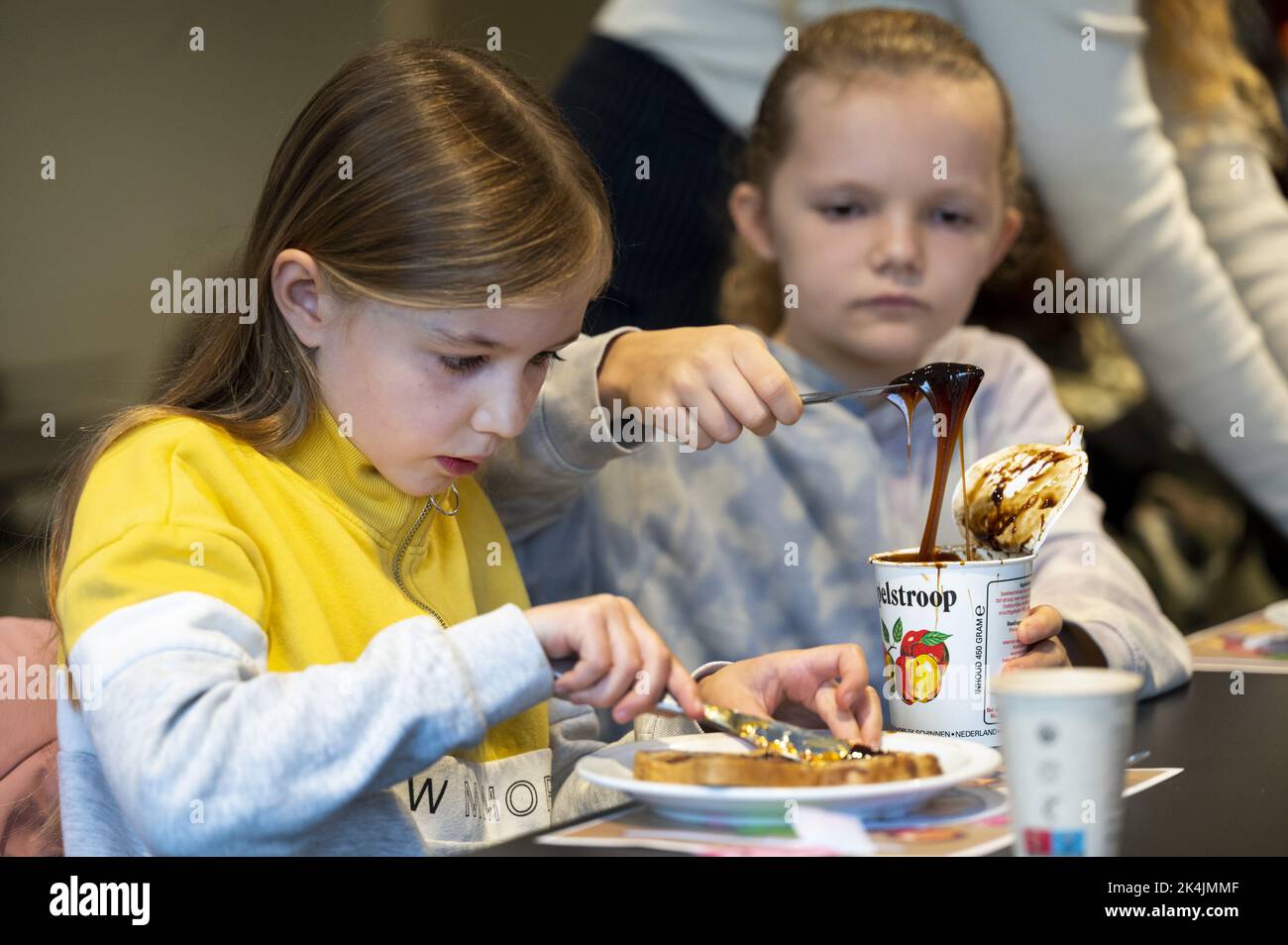 2022-10-03 09:05:09 AMSTERDAM - Schoolchildren during the Mayor's ...