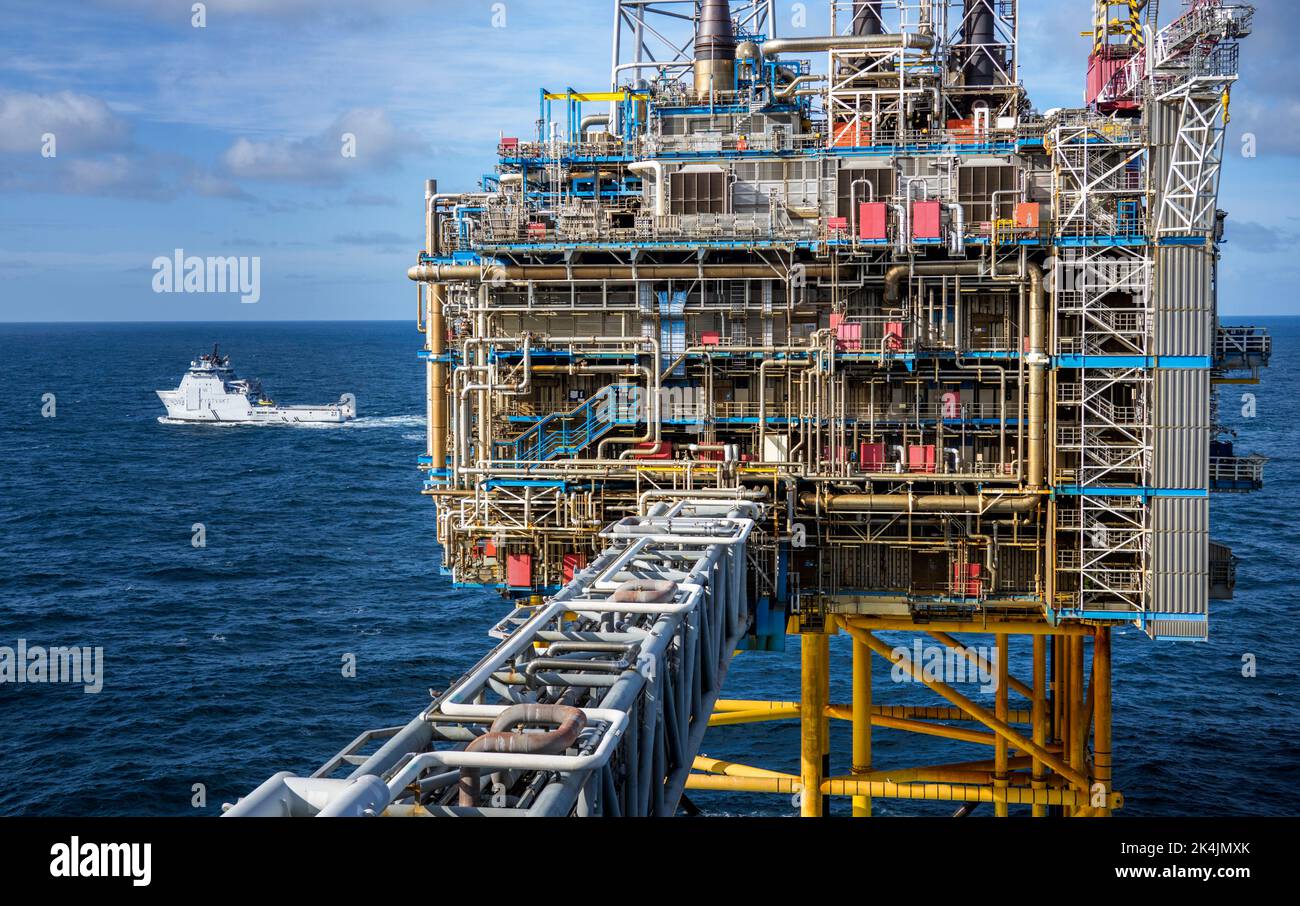 Stavanger 20221001.Prime Minister Jonas Gahr Stoere visits the Sleipner ...