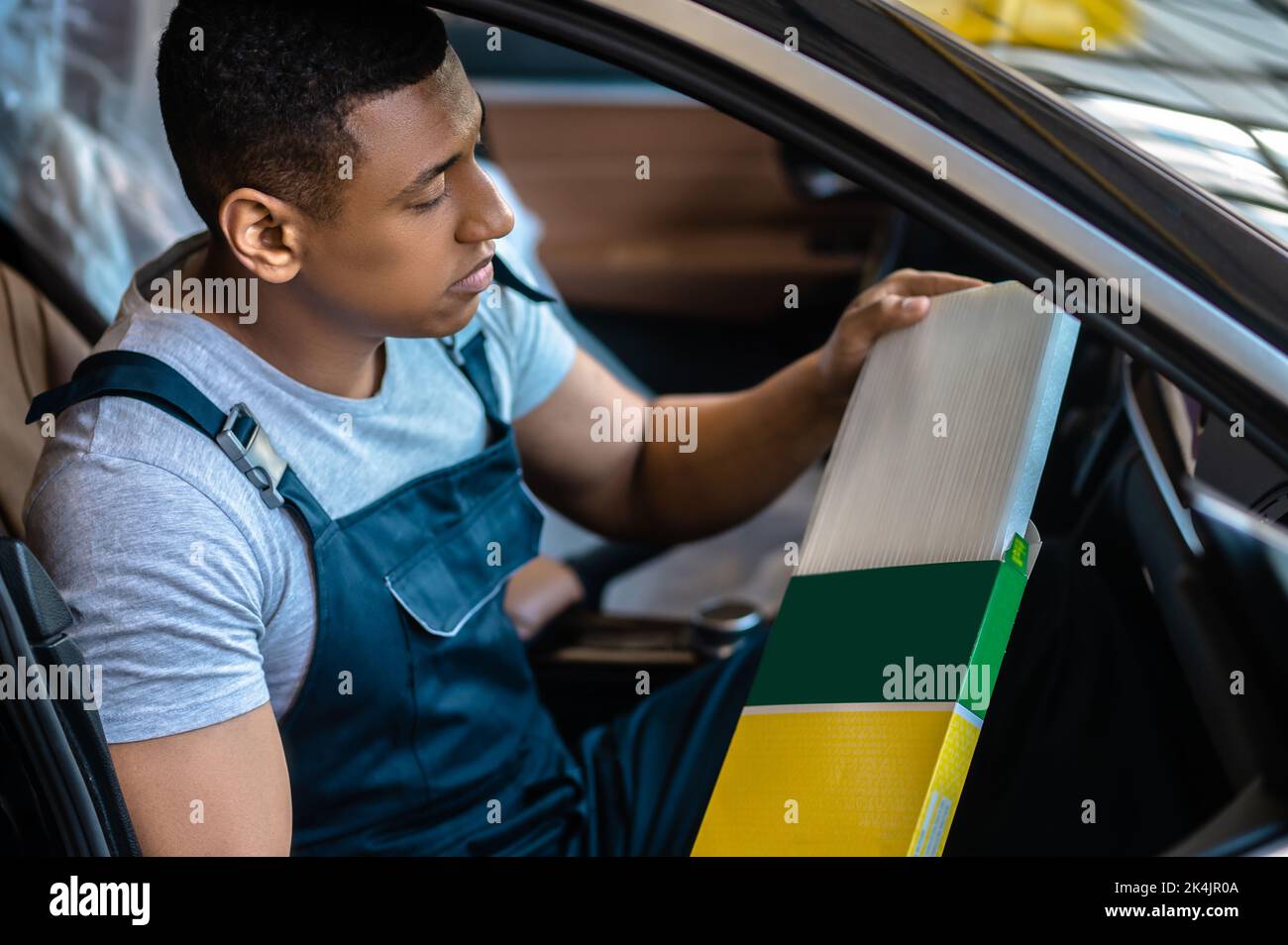 Service station worker repairing the client vehicle Stock Photo - Alamy