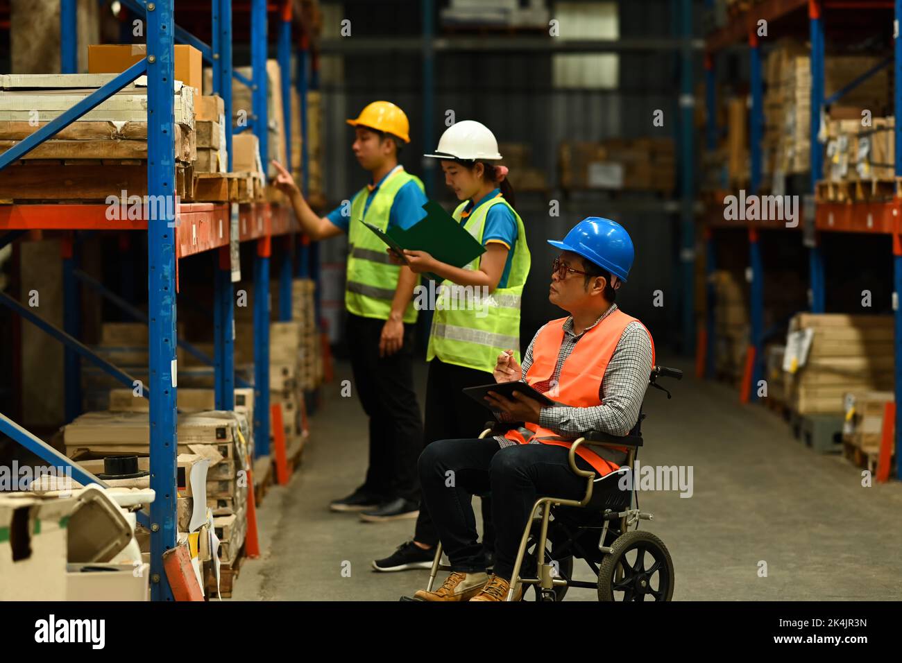Store employee wearing uniform hi-res stock photography and images - Alamy