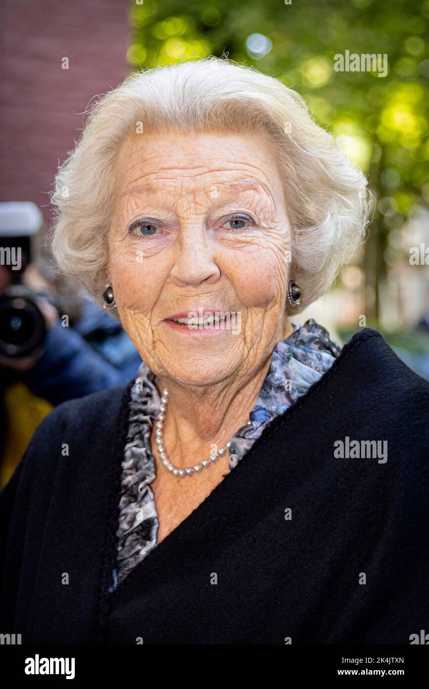 THE HAGUE - Princess Beatrix opens the jubilee exhibition of artists ...