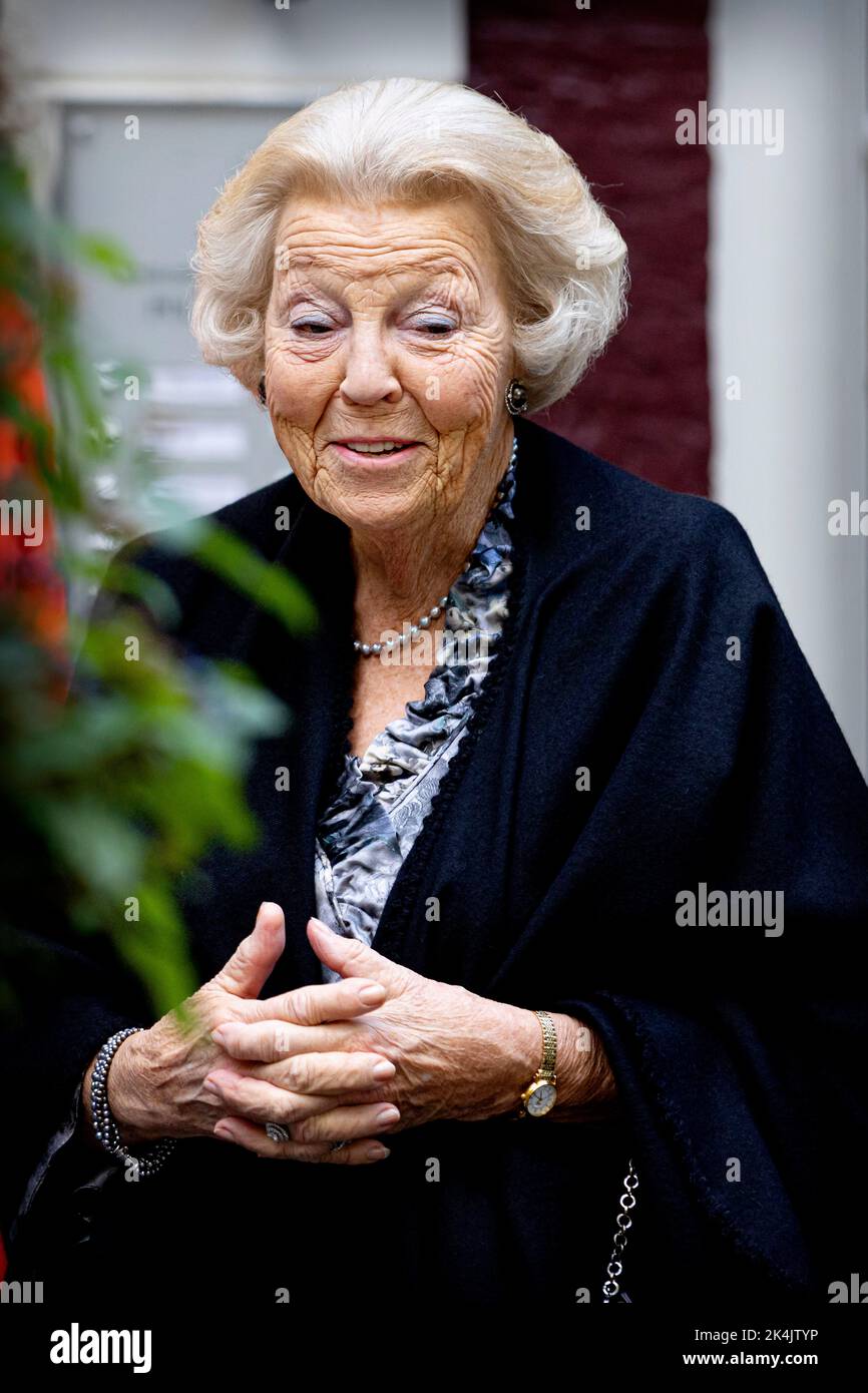THE HAGUE - Princess Beatrix opens the jubilee exhibition of artists ...