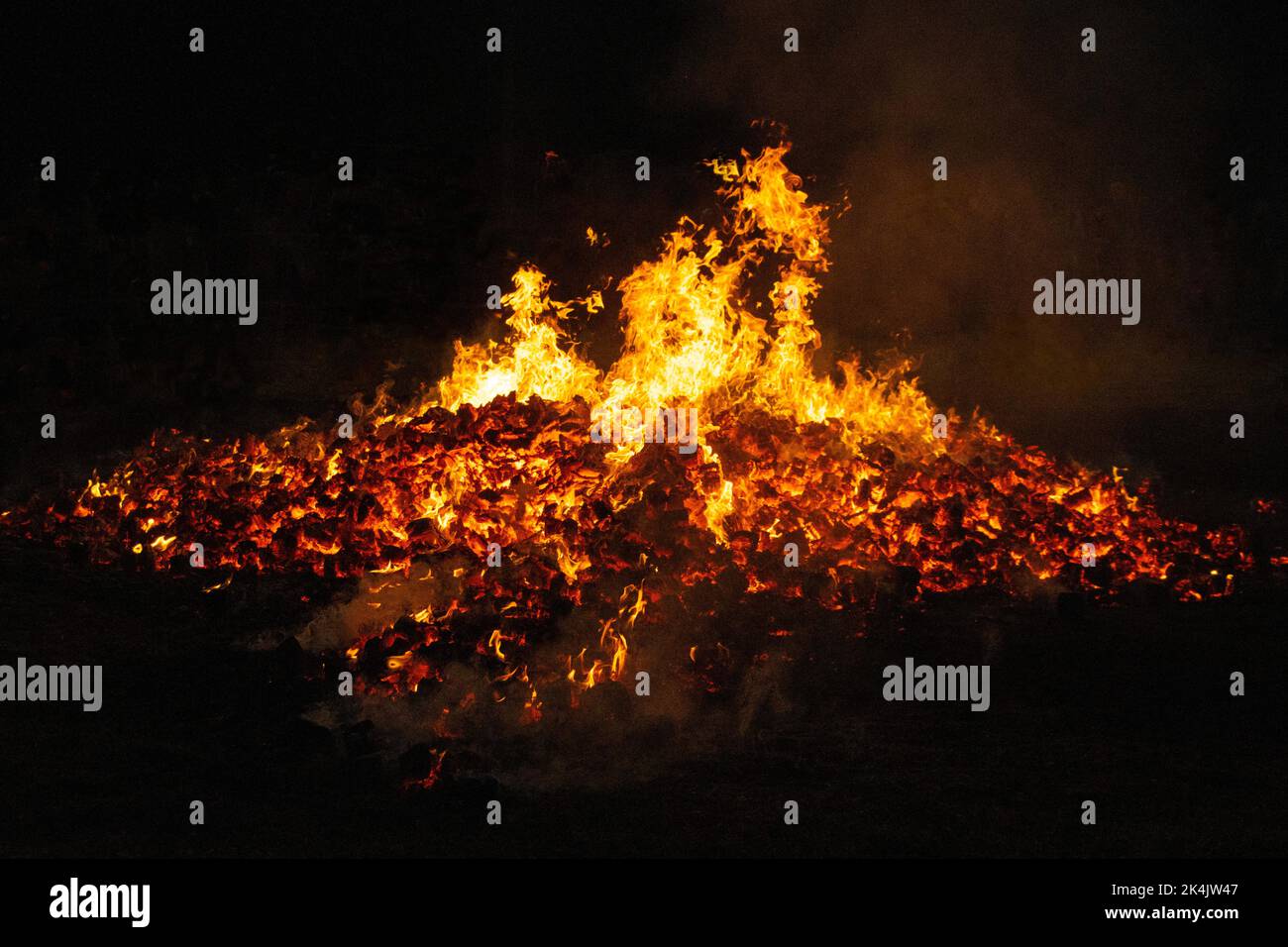 Fire by night. Flames and embers. Hell and inferno Stock Photo - Alamy