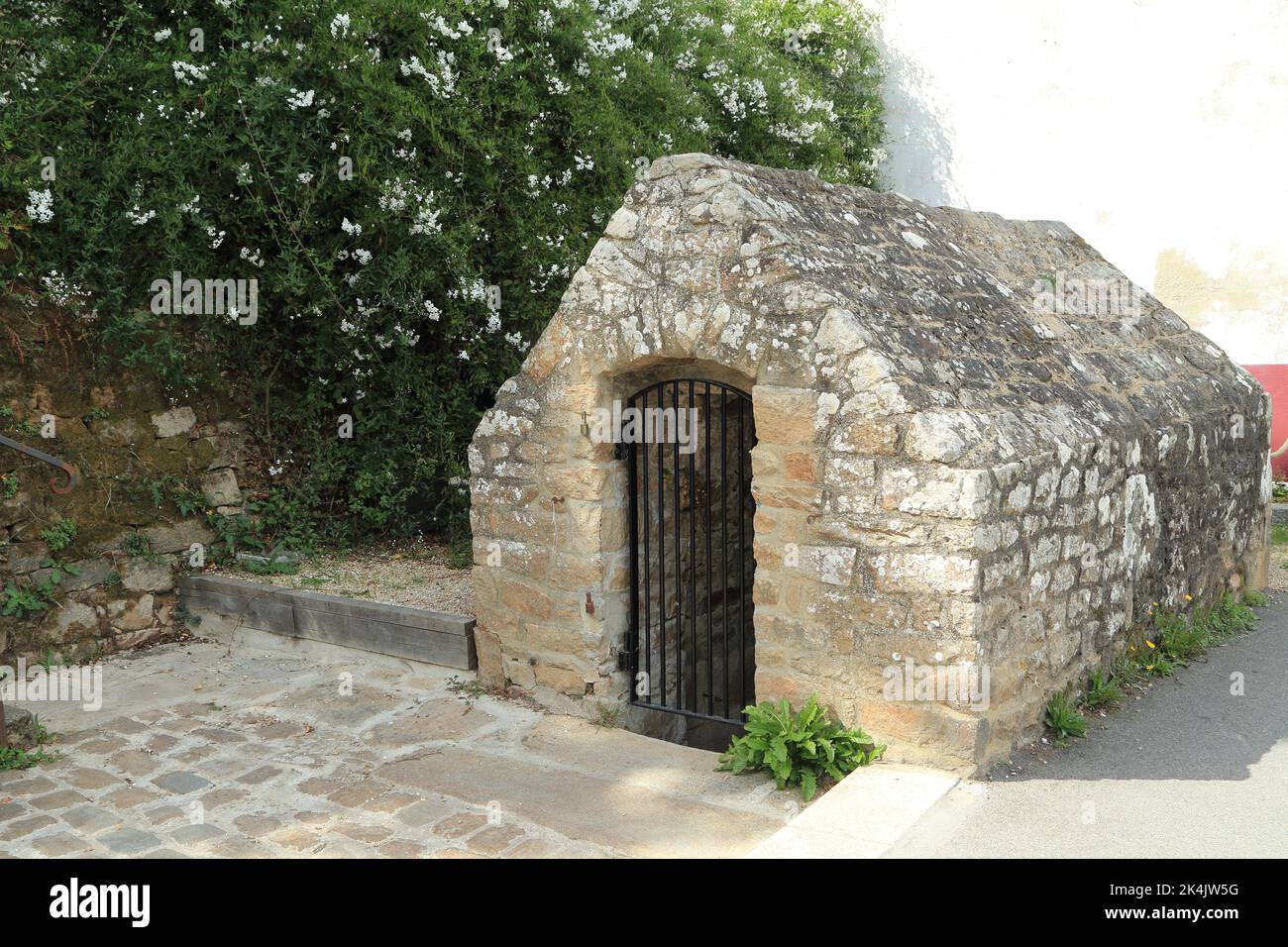 Fountain called Fontaine du Lerio on Rue Benoni Praud, Ile Aux Moines ...