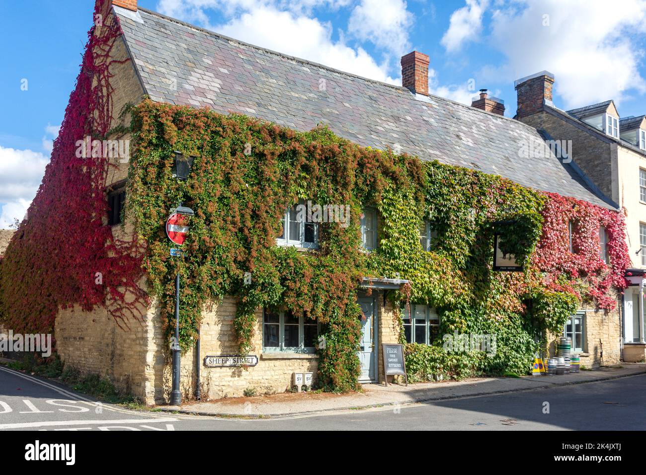 17th century the bull inn sheep street charlbury market oxfordsh hi-res ...