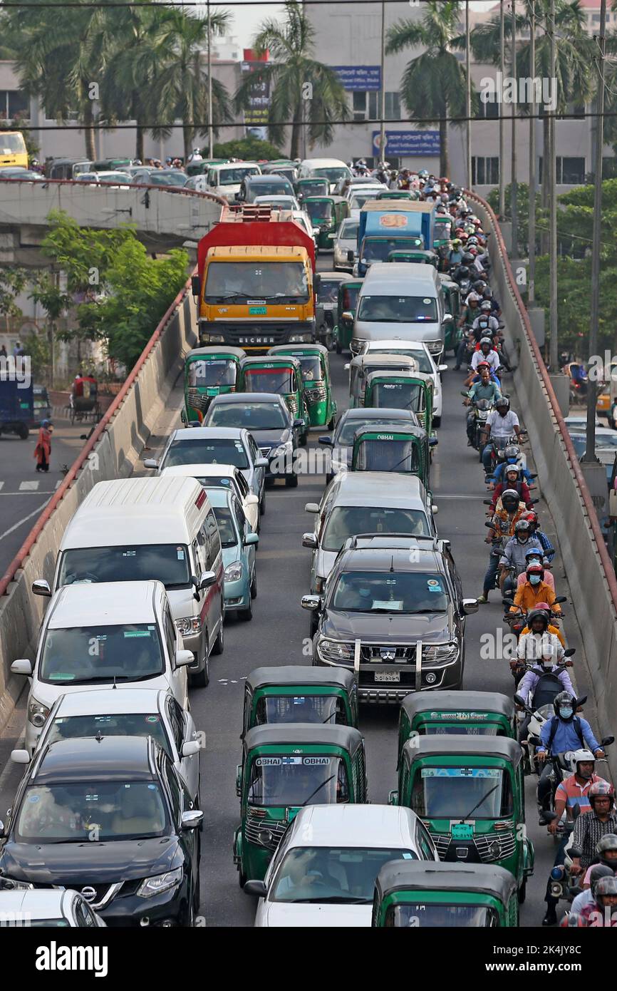 Queue of busses hi-res stock photography and images - Alamy